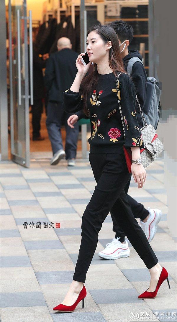 街拍：光脚穿尖头细高跟的美女，没有季节 曹作兰旅游攻略 艺龙旅游社区